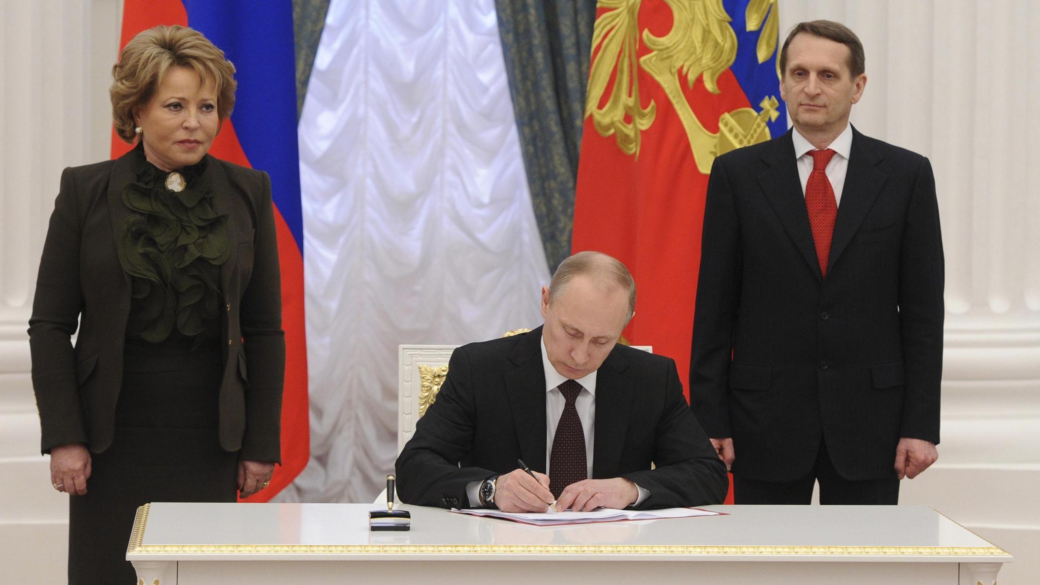 Putin Feels The Heat As Sanctions Target Presidents Inner Circle
