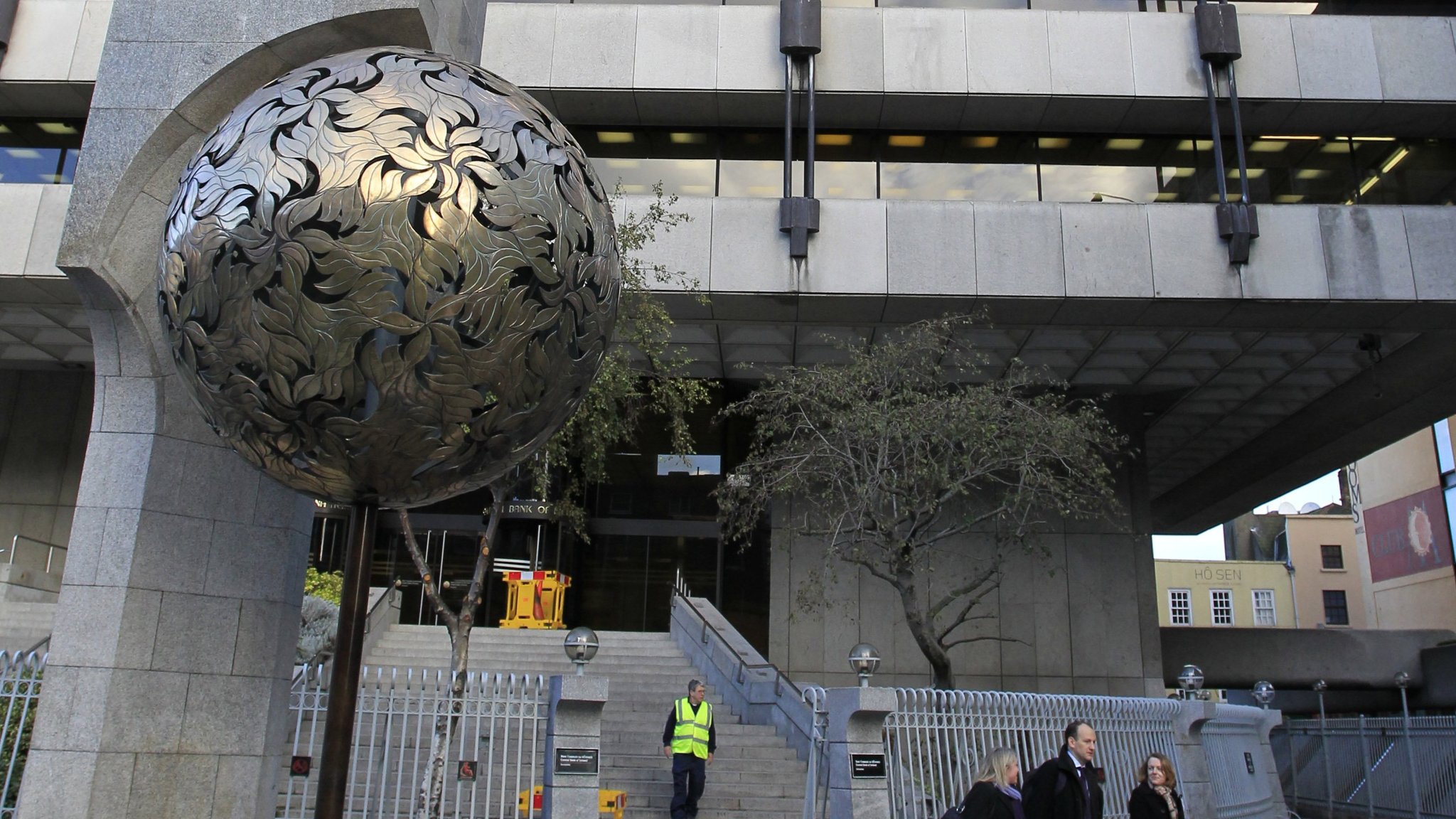 Irish central bank examines regulation of ETFs