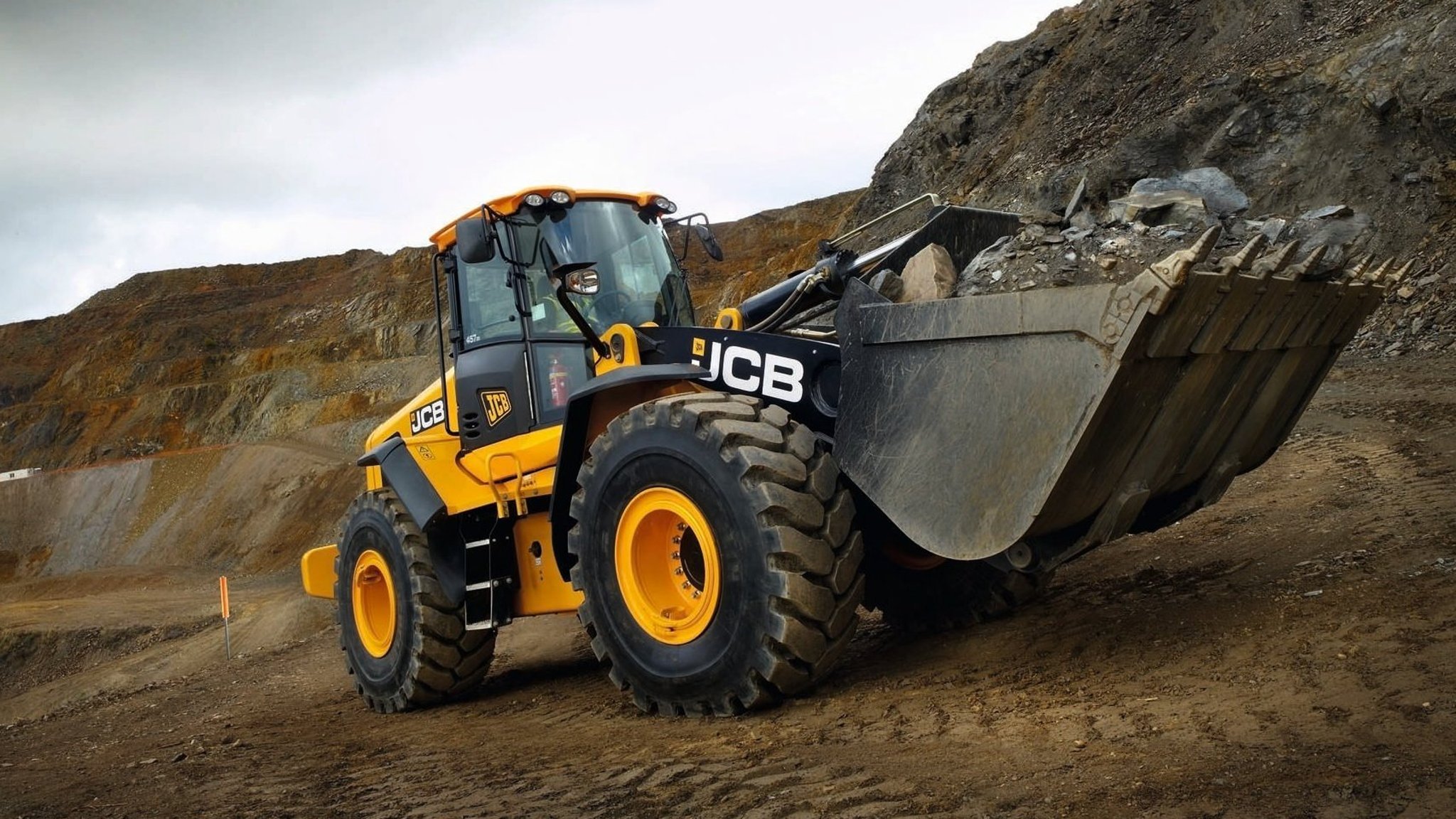Big digger makers bet on 2017 as their rebound year