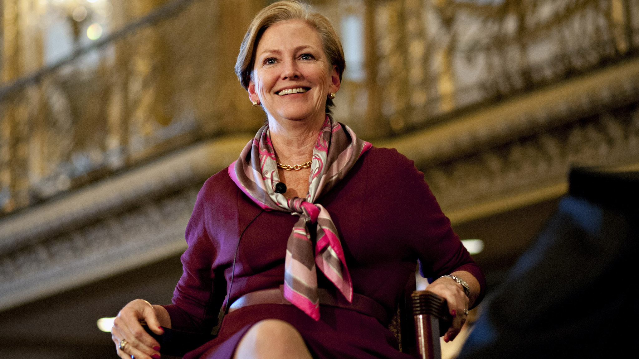 Chief Ellen Kullman leaves early as DuPont cuts profit outlook